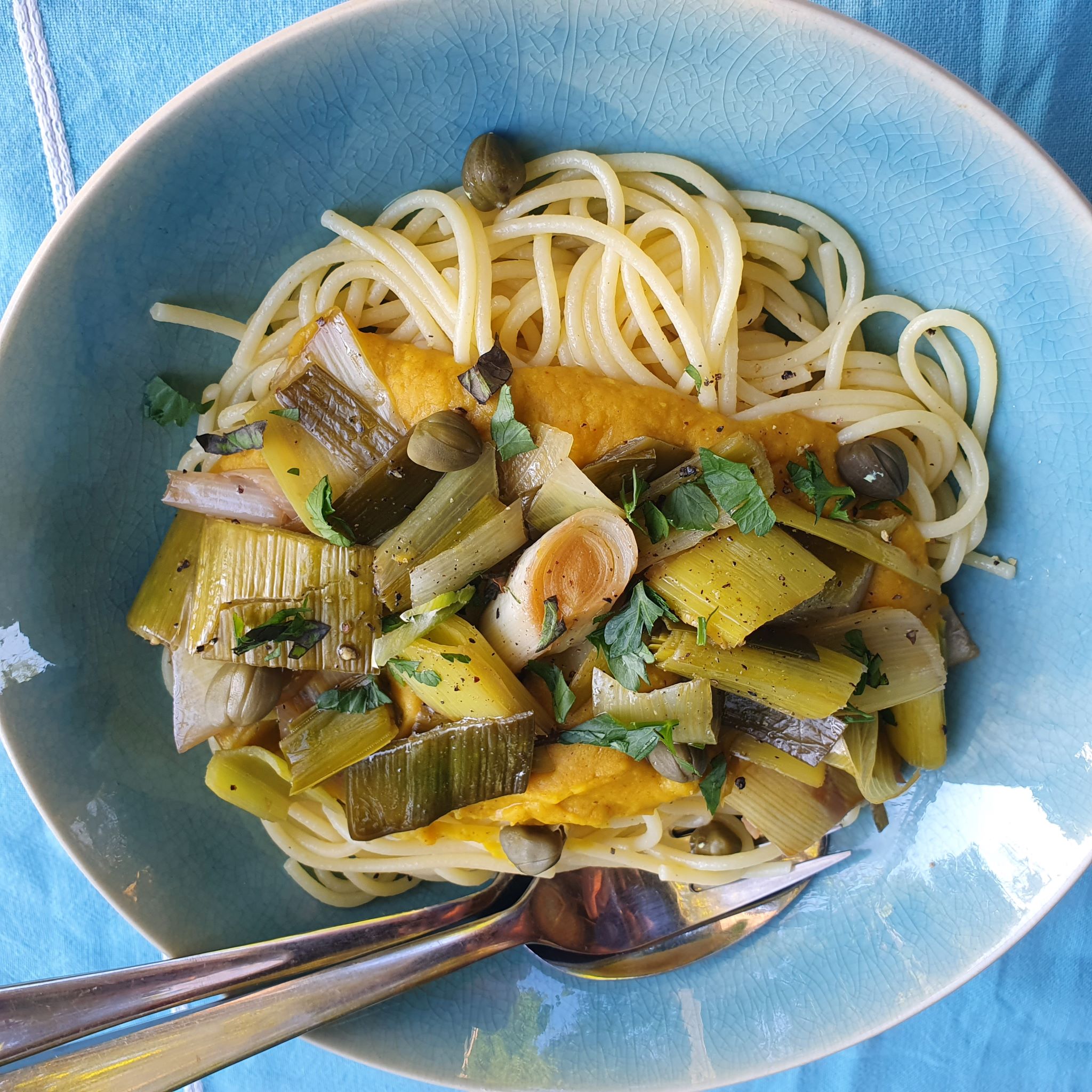 Prei, pasta en rode linzensaus | Kievit